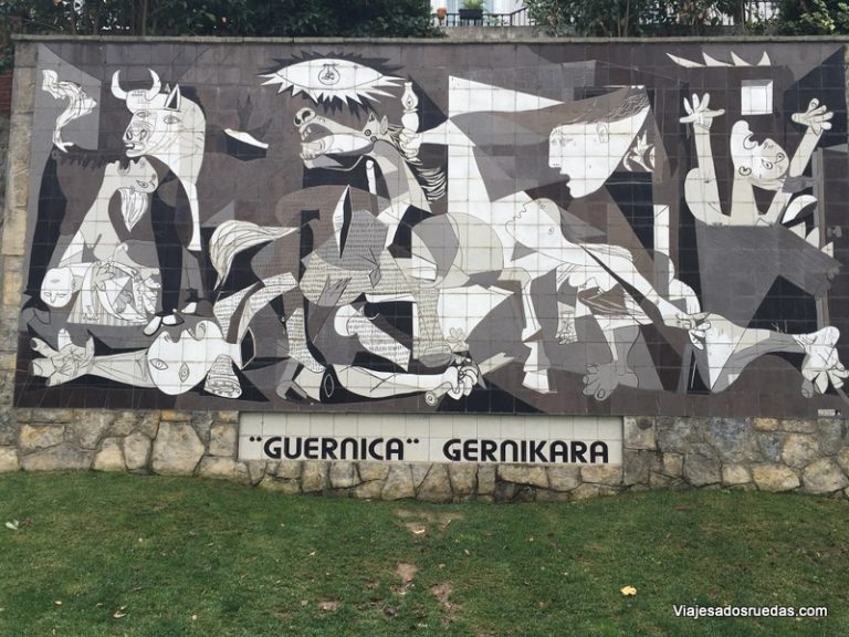 Gernika. Historia y tradiciones - Viajes a dos Ruedas